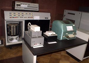 Od maszyn liczących do laptopów: historia powstania komputera ...